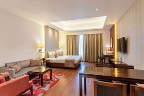 Suíte, 1 cama King | Edredons de pluma, camas com colchões de espuma com sistema de memória