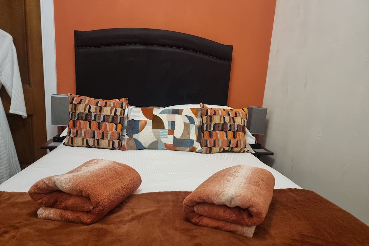 Quarto Duplo (Shared Shower) | Ferro/tábua de engomar, Wi-fi grátis, roupa de cama fornecida