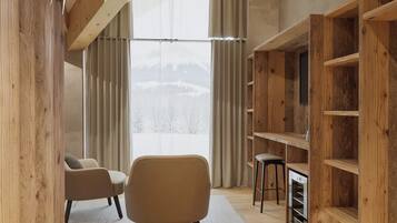 Quarto casal luxo | Área de estar | TV 26 polegadas com canais via satélite