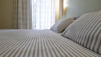 Quarto casal standard, suíte | Camas extras/dobráveis (sobretaxa), Wi-Fi de cortesia, roupa de cama