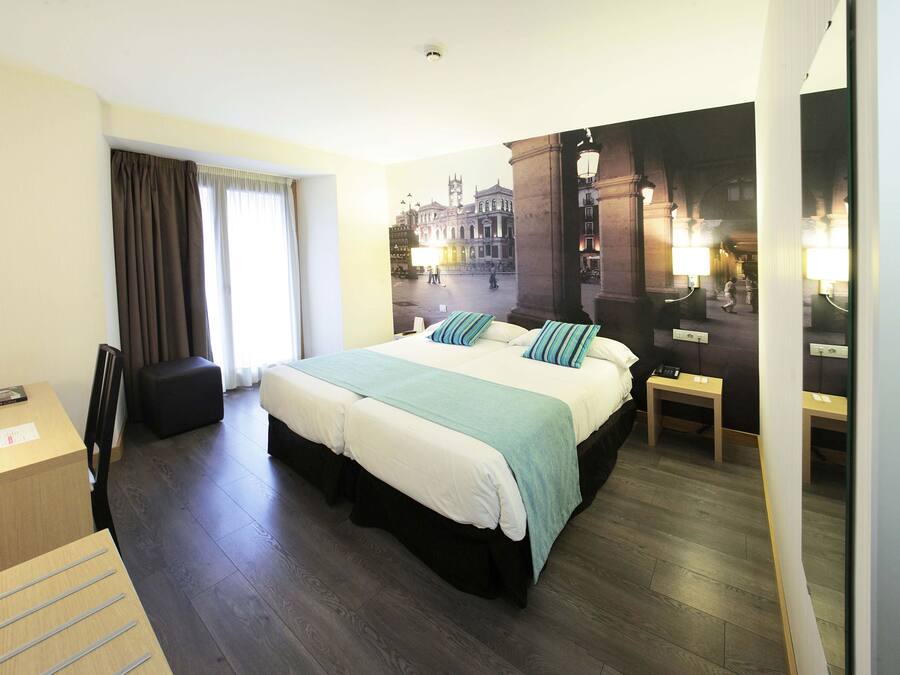Quarto casal standard, vista para a cidade | Escrivaninha, quartos à prova de som, Wi-Fi, roupa de cama