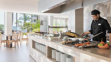 Pequenos-almoços, almoços, jantares servidos, cozinha internacional