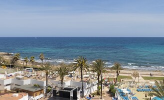 Perto da praia, espreguiçadeiras, guarda-sóis de praia 