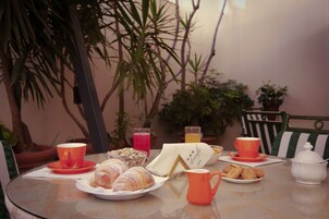 Café da manhã com buffet grátis todos os dias