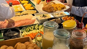 Buffet com diversas opções de comida e bebida.