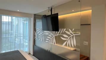 Quarto Deluxe | Sala de estar | Televisor LCD, consola de videojogos, leitor de DVD, base para iPod
