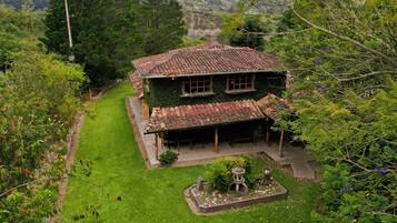 Quarto Duplo Standard | Cofre com capacidade para portátil, com decoração personalizada