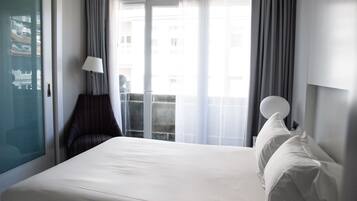 Suíte | Roupas de cama premium, frigobar, cofres nos quartos, escrivaninha