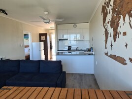 Suite Básica, 1 quarto, kitchenette, vista parcial para o mar | Cozinha privada | Um frigorífico, um micro-ondas, uma chaleira elétrica, uma torradeira 