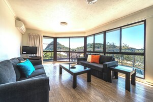 Apartamento Básico, 2 quartos, vista para o oceano | Sala de estar | Televisor 