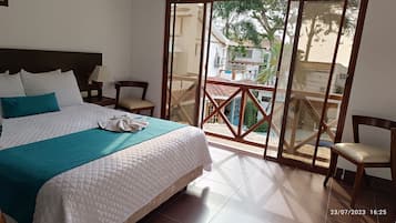 Quarto Duplo Superior, 1 cama queen-size e sofá-cama, frigorífico, vista para a piscina | Vista da varanda
