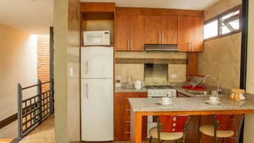 Suite-Estúdio Premium, 1 quarto, frigorífico e micro-ondas, junto ao pátio | Cozinha privada | Um micro-ondas (a pedido), uma cafeteira/bule, utensílios de cozinha
