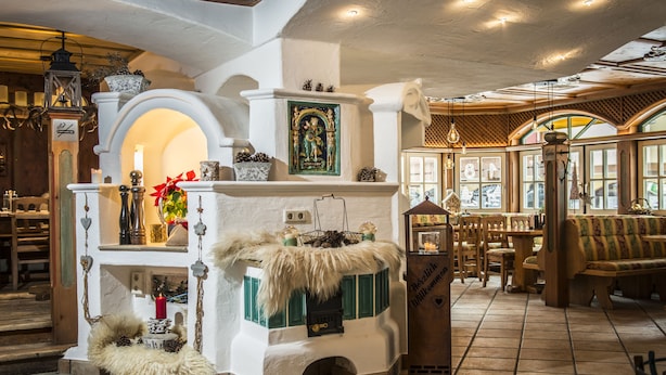 Um interior acolhedor com lareira, móveis de madeira e piso de azulejos.
