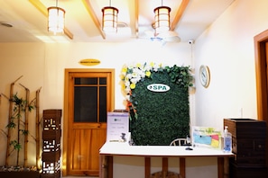 Massagens com pedras quentes, massagens suecas, tratamentos faciais