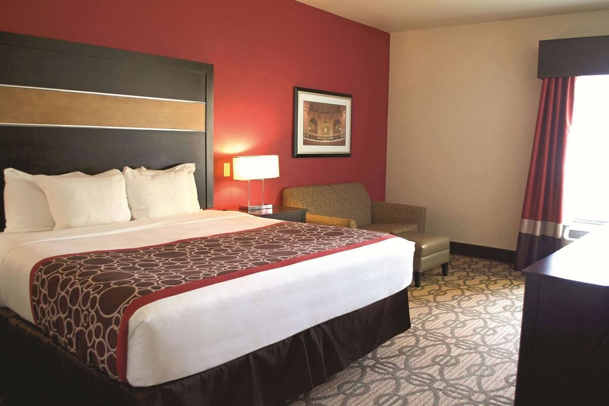 Roupas de cama premium, escrivaninha, cortinas blackout