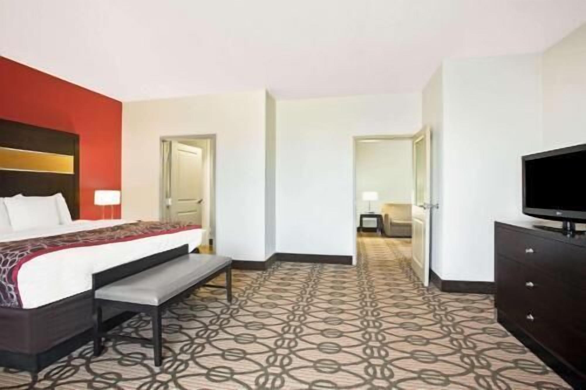 Roupas de cama premium, escrivaninha, cortinas blackout