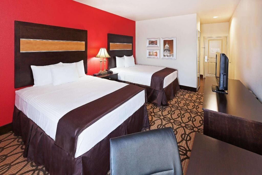 Roupas de cama premium, escrivaninha, cortinas blackout