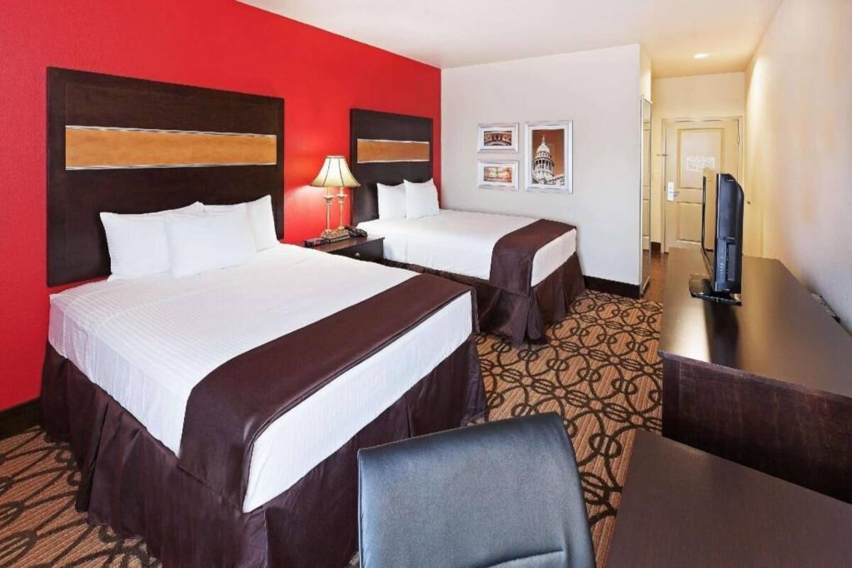 Roupas de cama premium, escrivaninha, cortinas blackout