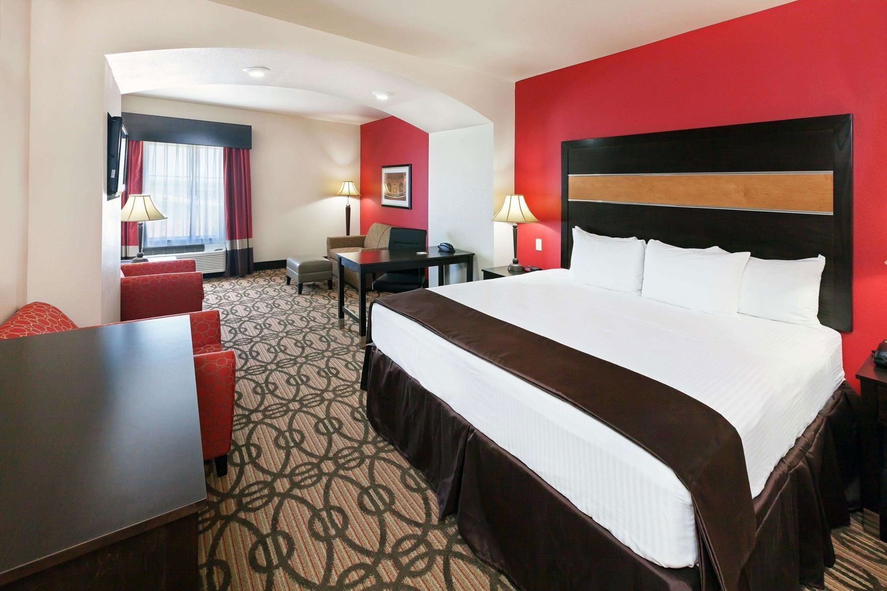 Roupas de cama premium, escrivaninha, cortinas blackout