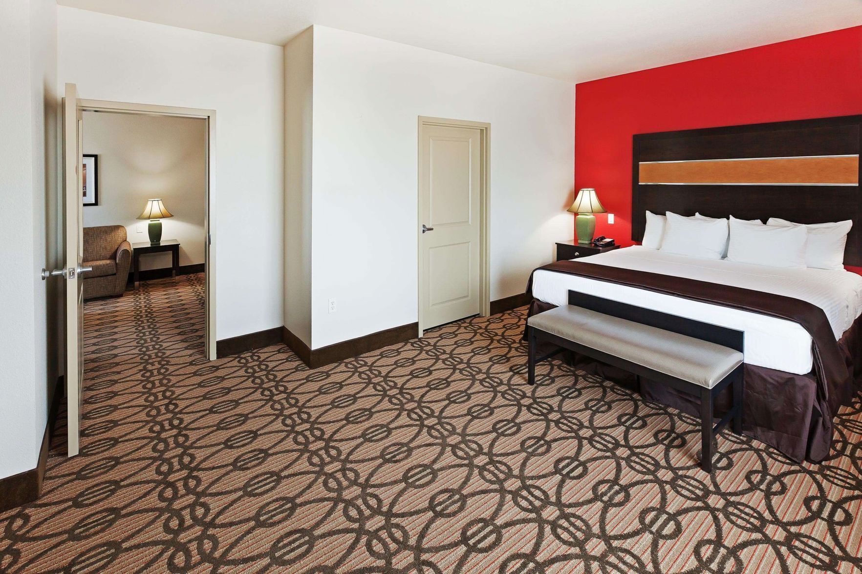 Roupas de cama premium, escrivaninha, cortinas blackout