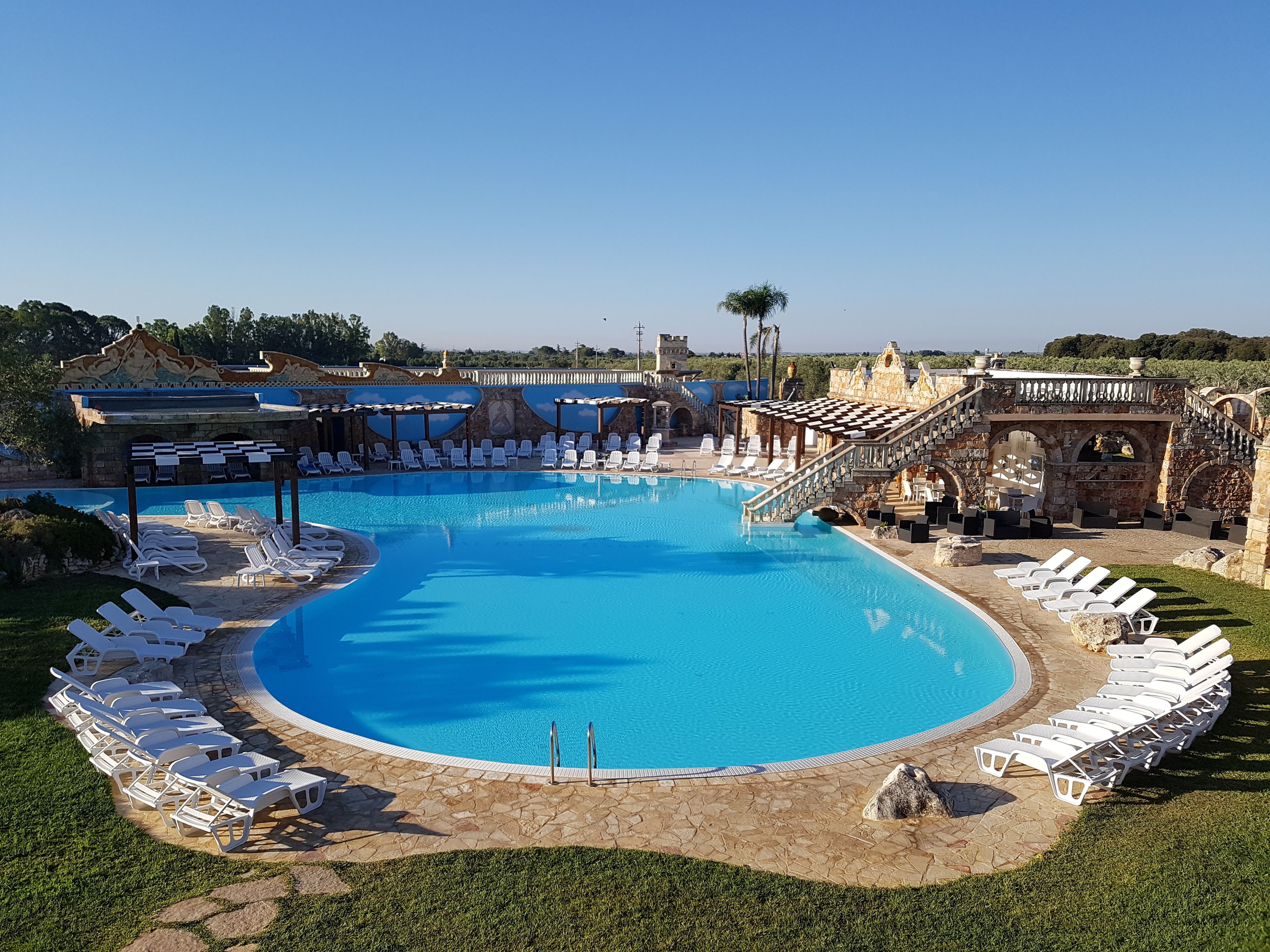 Piscina exterior, espreguiçadeiras 