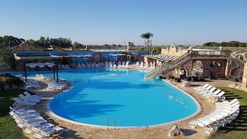 Piscina exterior, espreguiçadeiras