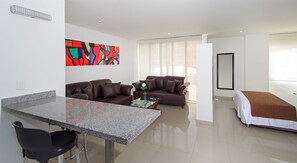Apartamento conforto, 2 camas de casal | Cofres nos quartos, individualmente decorados