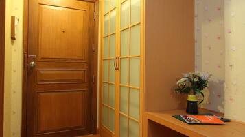 Minibar, cofre no quarto, cortinas/cortinados opacos