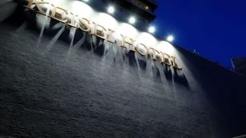 Fachada da propriedade à noite