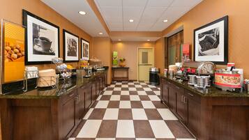 Café da manhã com buffet grátis todos os dias