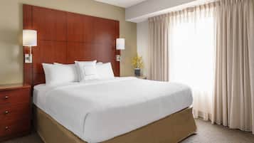 Suíte, 1 quarto | Roupas de cama antialérgicas, edredons de pluma, escrivaninha