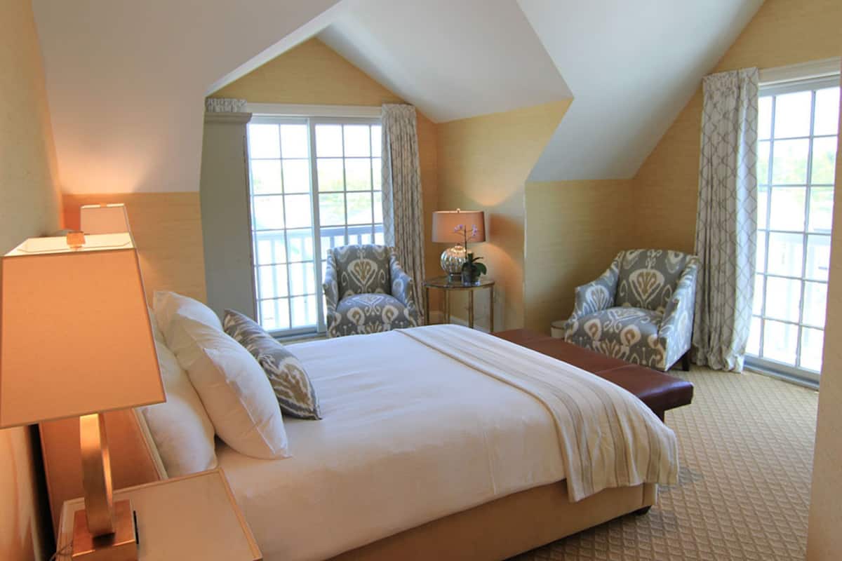 Com mobília individualizada, cortinas/cortinados opacos