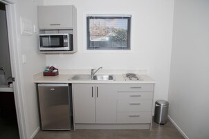 Um frigorífico, um micro-ondas, uma placa de cozinha 