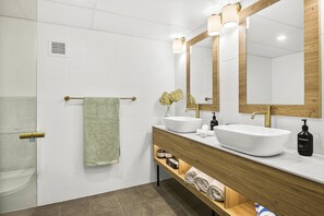 Quarto Deluxe, 1 cama king-size, pátio | Casa de banho | Um secador de cabelo, toalhas fornecidas, sabão, champô