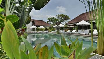 Piscina exterior, guarda-sóis, espreguiçadeiras