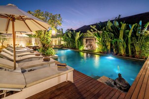 Piscina exterior, guarda-sóis, espreguiçadeiras 