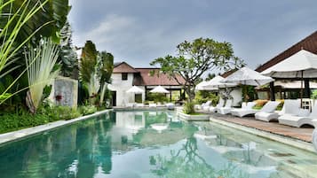 Piscina exterior, guarda-sóis, espreguiçadeiras