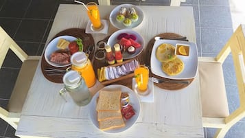 Pequeno-almoço continental diário (120000 IDR por pessoa)