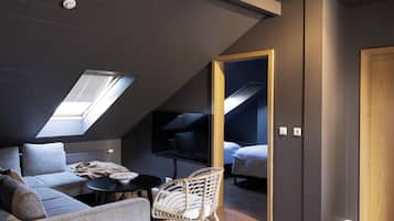 Apartamento Deluxe, 3 quartos | Sala de estar | Televisor de ecrã plano de 42 polegadas com canais via satélite