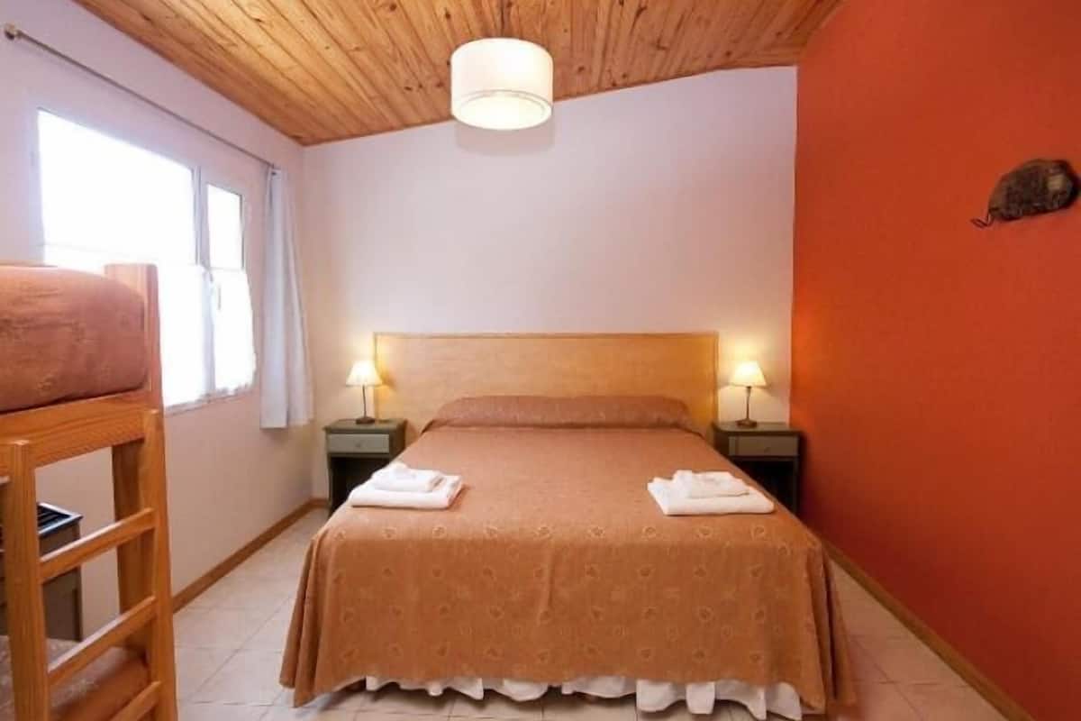 Cofres nos quartos, cortinas blackout, Wi-Fi de cortesia, roupa de cama
