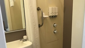 Quarto Duplo Básico, 1 cama de casal | Casa de banho | Um polibã, um secador de cabelo, toalhas fornecidas 