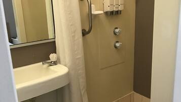 Quarto Duplo Básico, 1 cama de casal | Casa de banho | Um polibã, um secador de cabelo, toalhas fornecidas