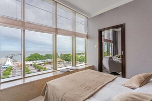 Apartamento, 1 quarto | Roupa hipoalergénica, cofre no quarto, secretária 