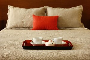 Roupas de cama premium, edredons de pluma, cofres nos quartos