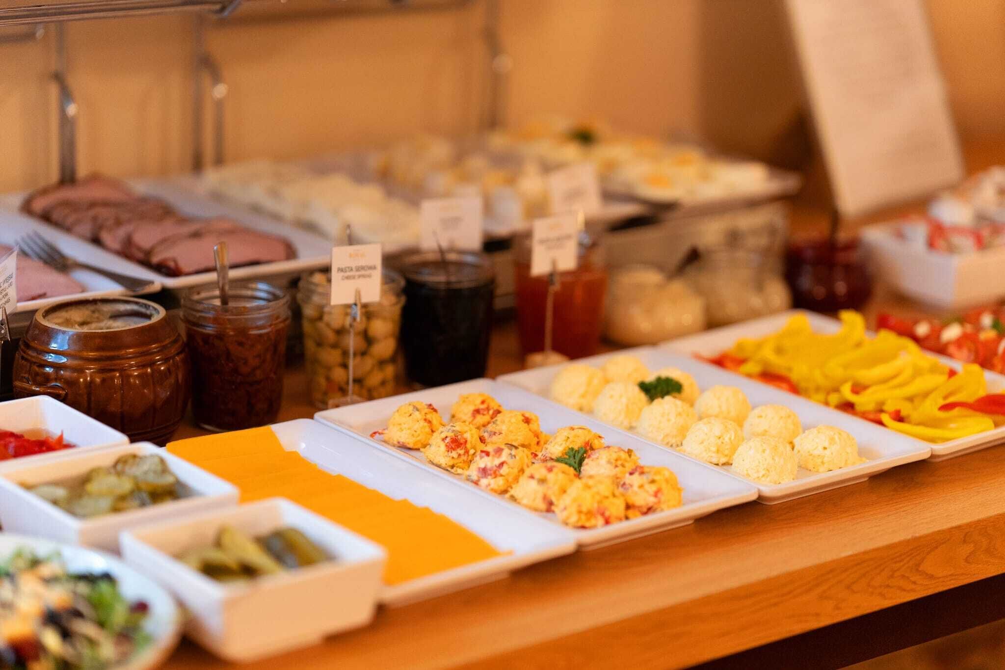 Buffet com diversas opções de comida, incluindo carnes, saladas e sobremesas.