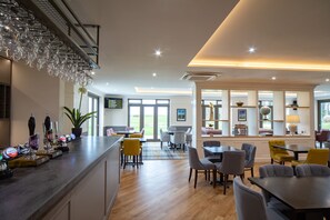 4 bares/lounges 