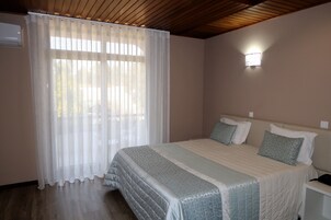 Secretária, cortinas/cortinados opacos, quartos insonorizados