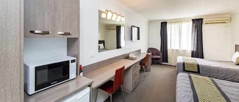 Quarto duplo, 2 camas de casal | Camas com colchões pillow-top, frigobar, escrivaninha