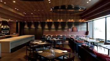 3 restaurantes, jantares servidos