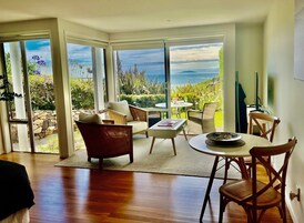 Quarto, vista para o mar (Apartment Two)